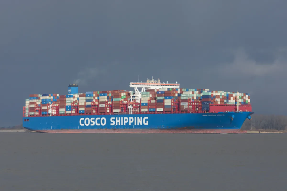 Seaspan signs fixed agreements with COSCO for 17 container vessels - eeSea